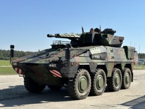 Erster Schwerer Waffenträger Infanterie übergeben