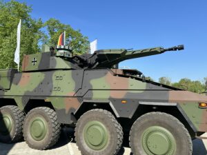 Erster Schwerer Waffenträger Infanterie übergeben